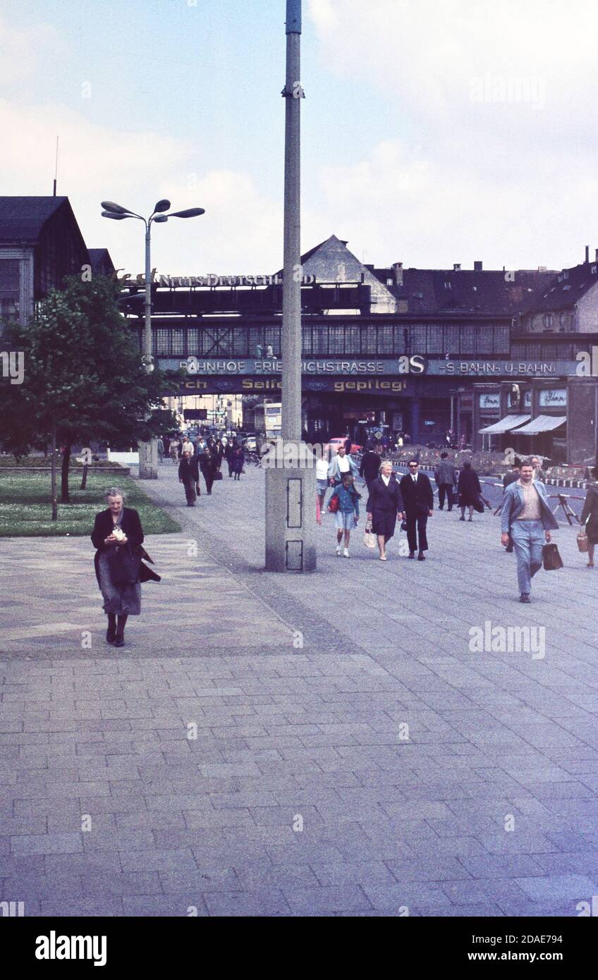 Passengers leaving the Berlin Friedrichstraße station in June 1965 ...