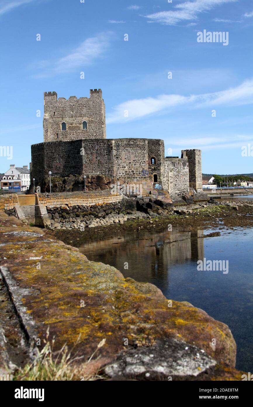 Carrick Fergus Castle and statue of King William 111, Carrick Fergus ...