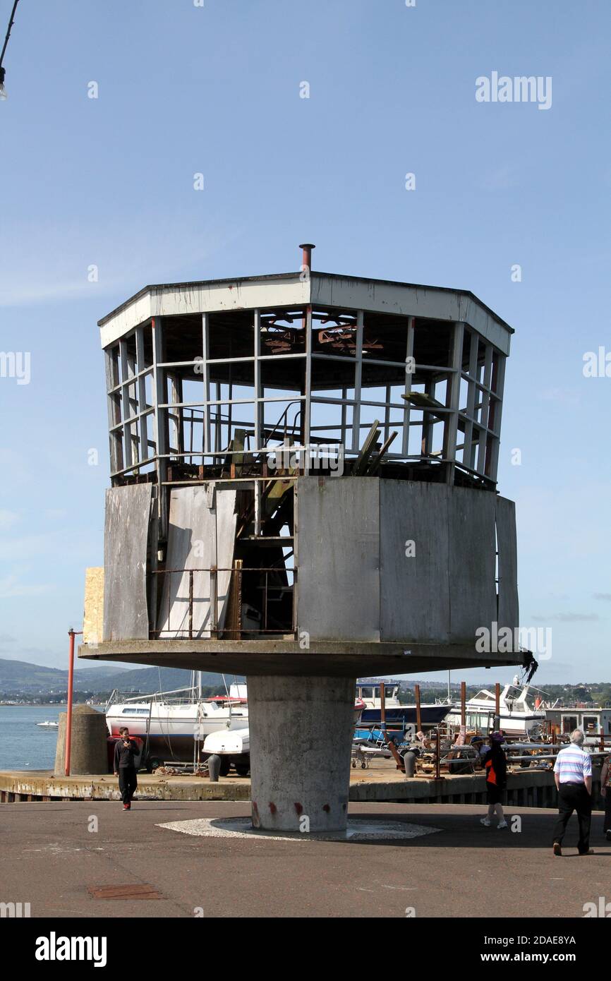 CarrickFergus Castle and statue of King William 111 Stock Photo - Alamy