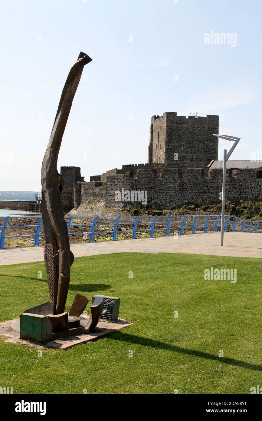 Carrick Fergus Castle and statue of King William 111, Carrick Fergus ...