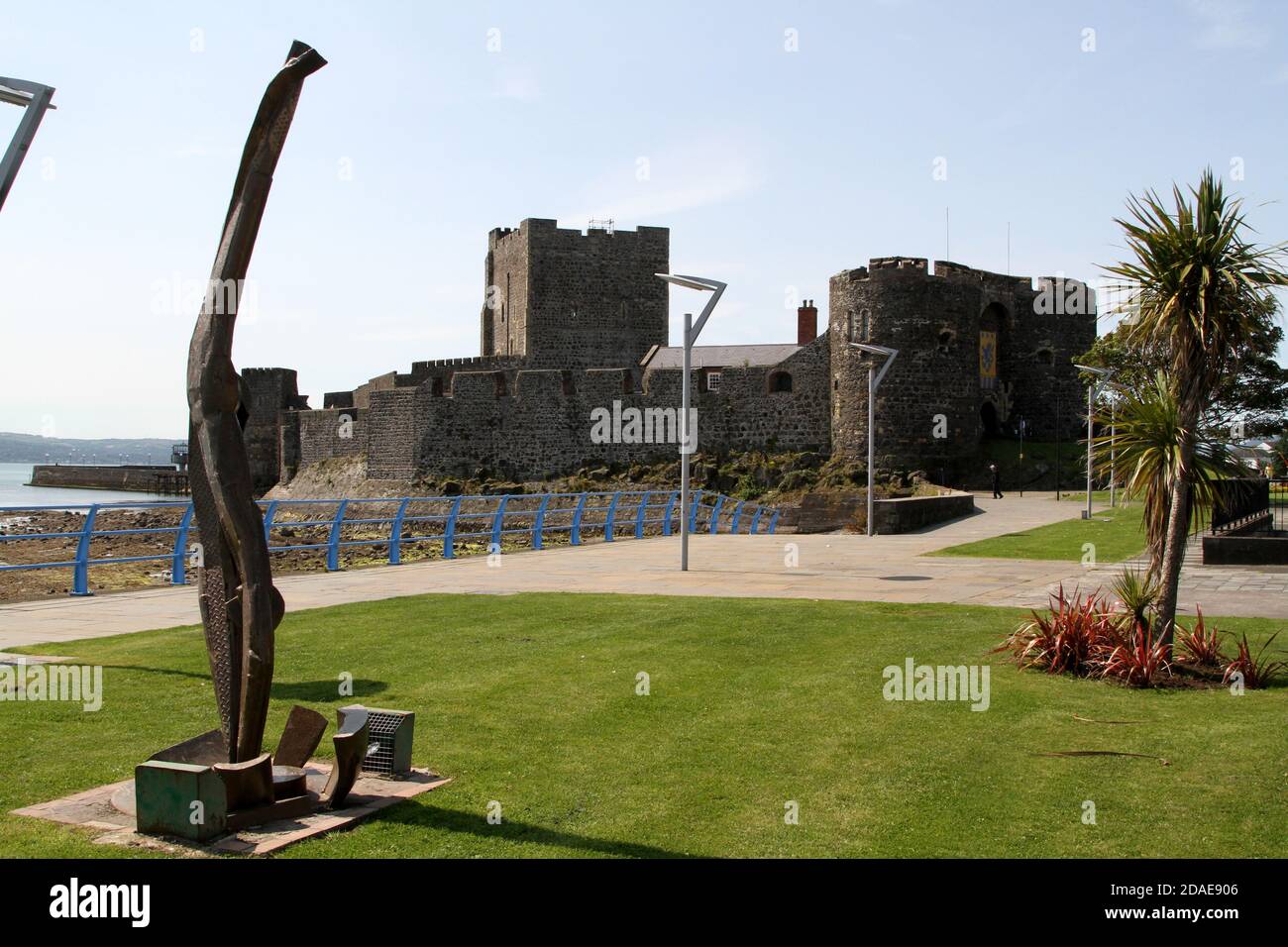 Carrick Fergus Castle and statue of King William 111, Carrick Fergus ...