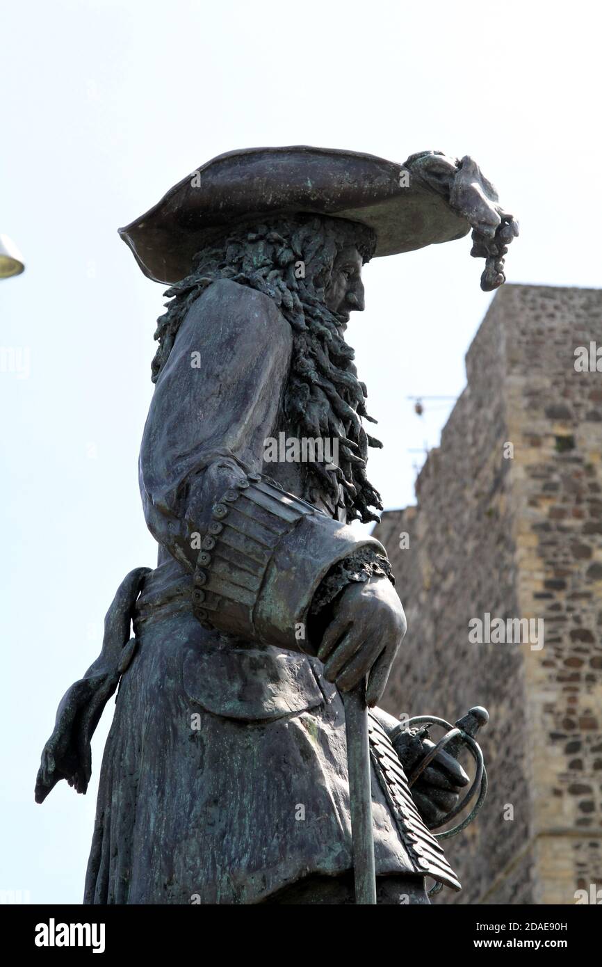Carrick Fergus Castle and statue of King William 111, Carrick Fergus ...