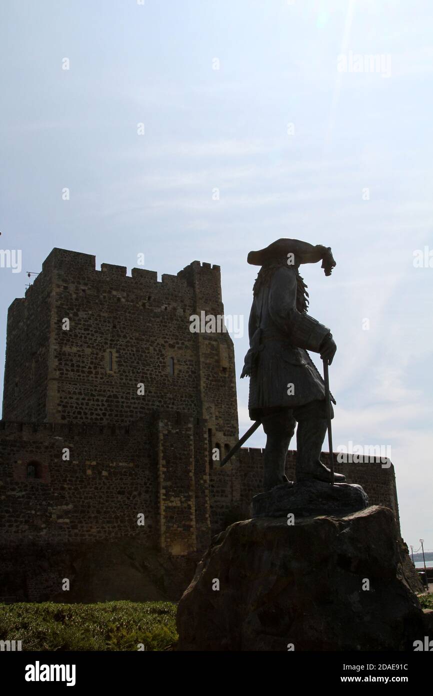 Carrick Fergus Castle and statue of King William 111, Carrick Fergus ...