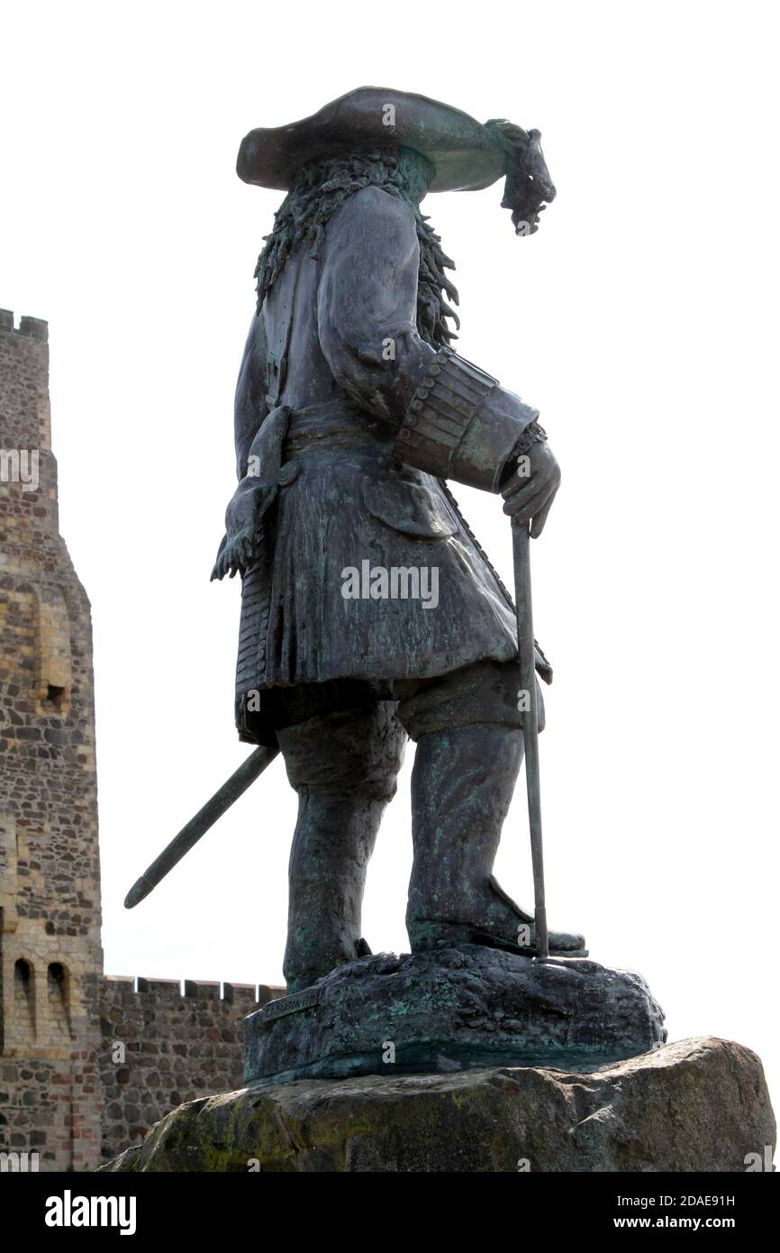 Carrick Fergus Castle and statue of King William 111, Carrick Fergus ...