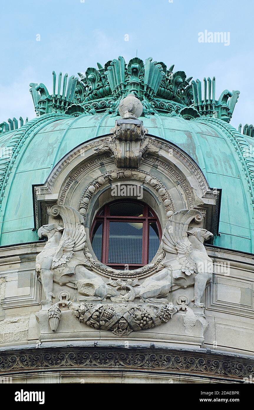 Paris building circular window hi-res stock photography and images - Alamy