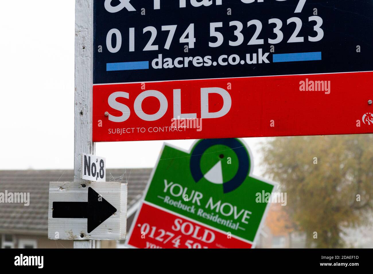 Sold house signs hi-res stock photography and images - Alamy