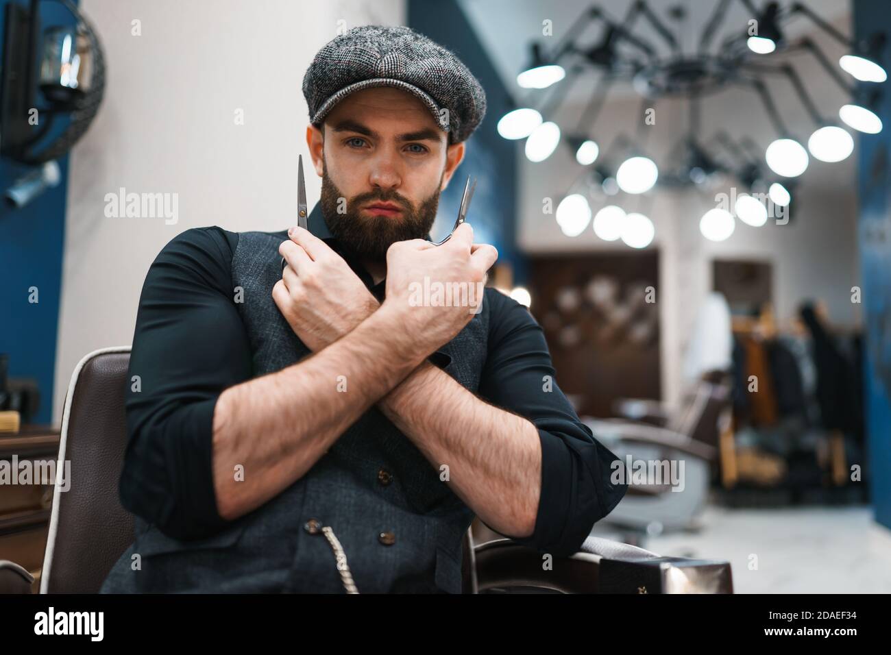 Portrait of a barber with scissors in his hands Stock Photo - Alamy