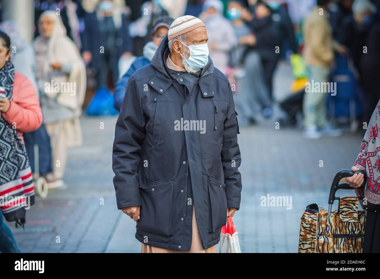 Wearing facial mask outdoor uk hi-res stock photography and images - Alamy