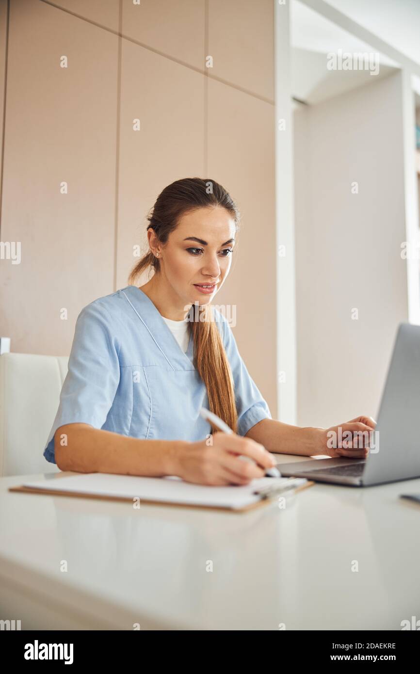 Female nurse working hard hi-res stock photography and images - Alamy