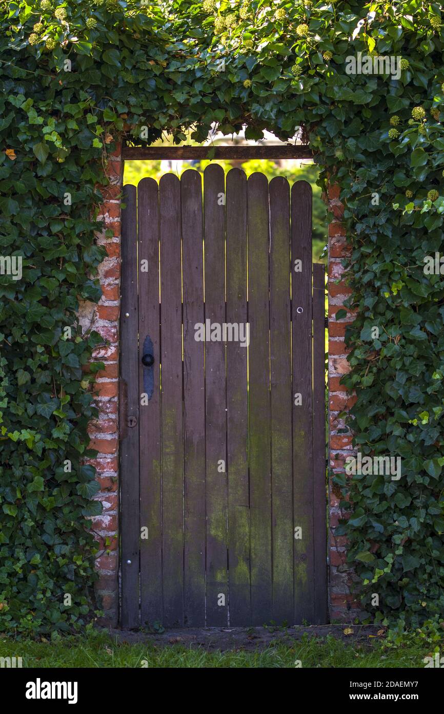Secret garden door hi-res stock photography and images - Alamy