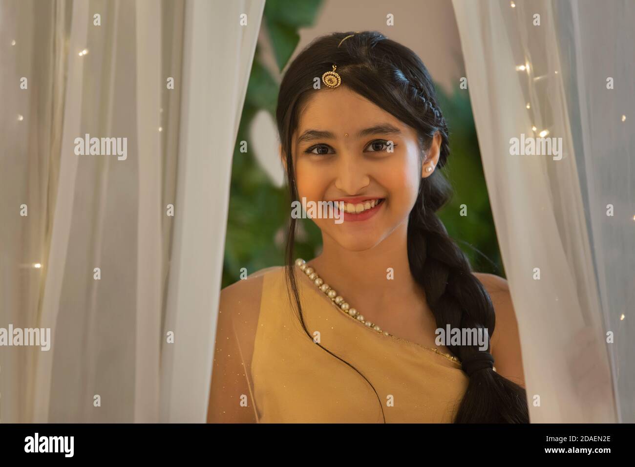 Beautiful Teen girl smiling brightly Stock Photo - Alamy