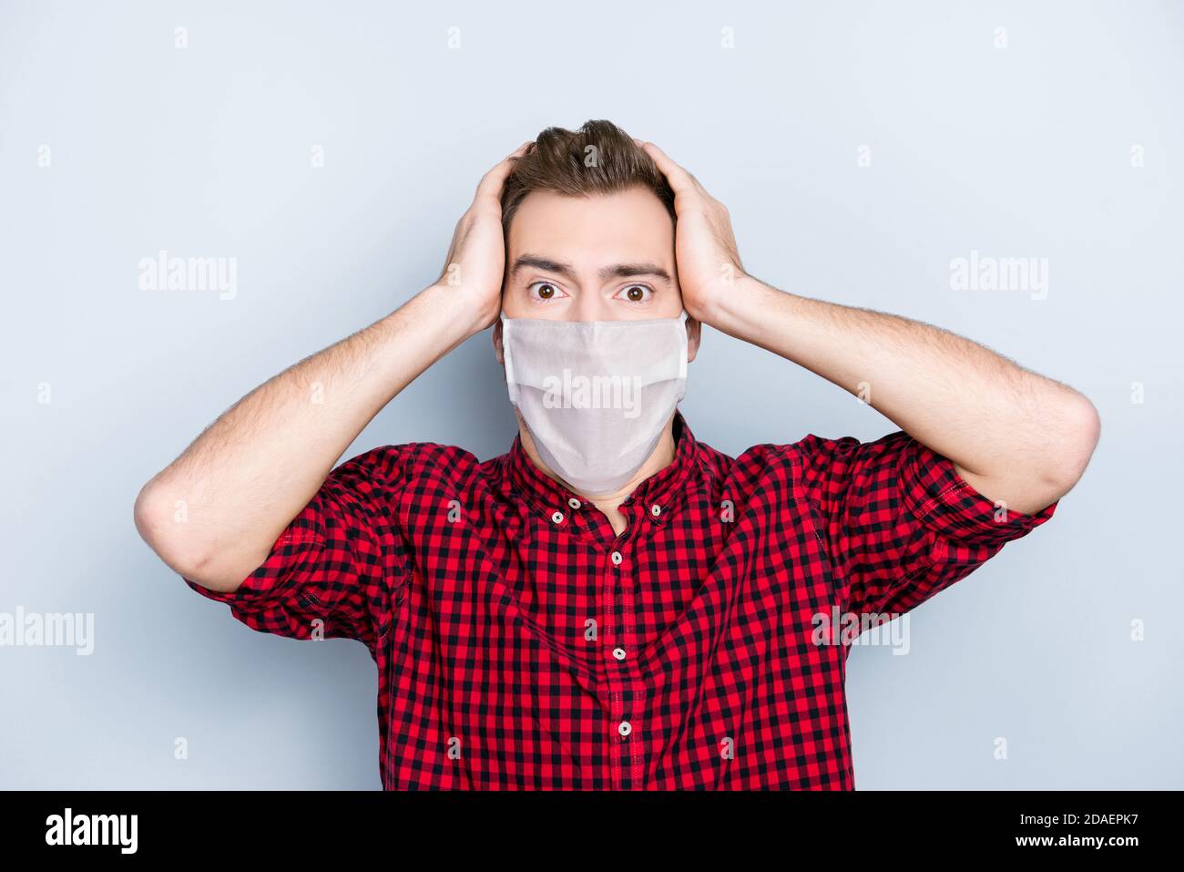 Photo portrait of confused man holding head with hands wearing white ...
