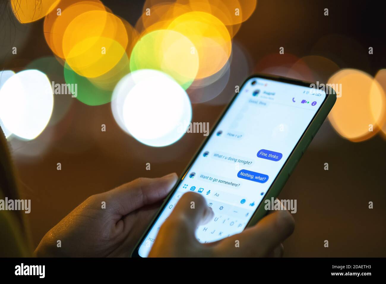 Phone send text messages typing hi-res stock photography and images - Alamy