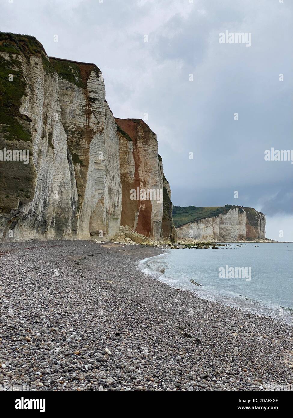 Pebbles beach and limestone cliff at Veulettes-sur-Mer, Normandy ...