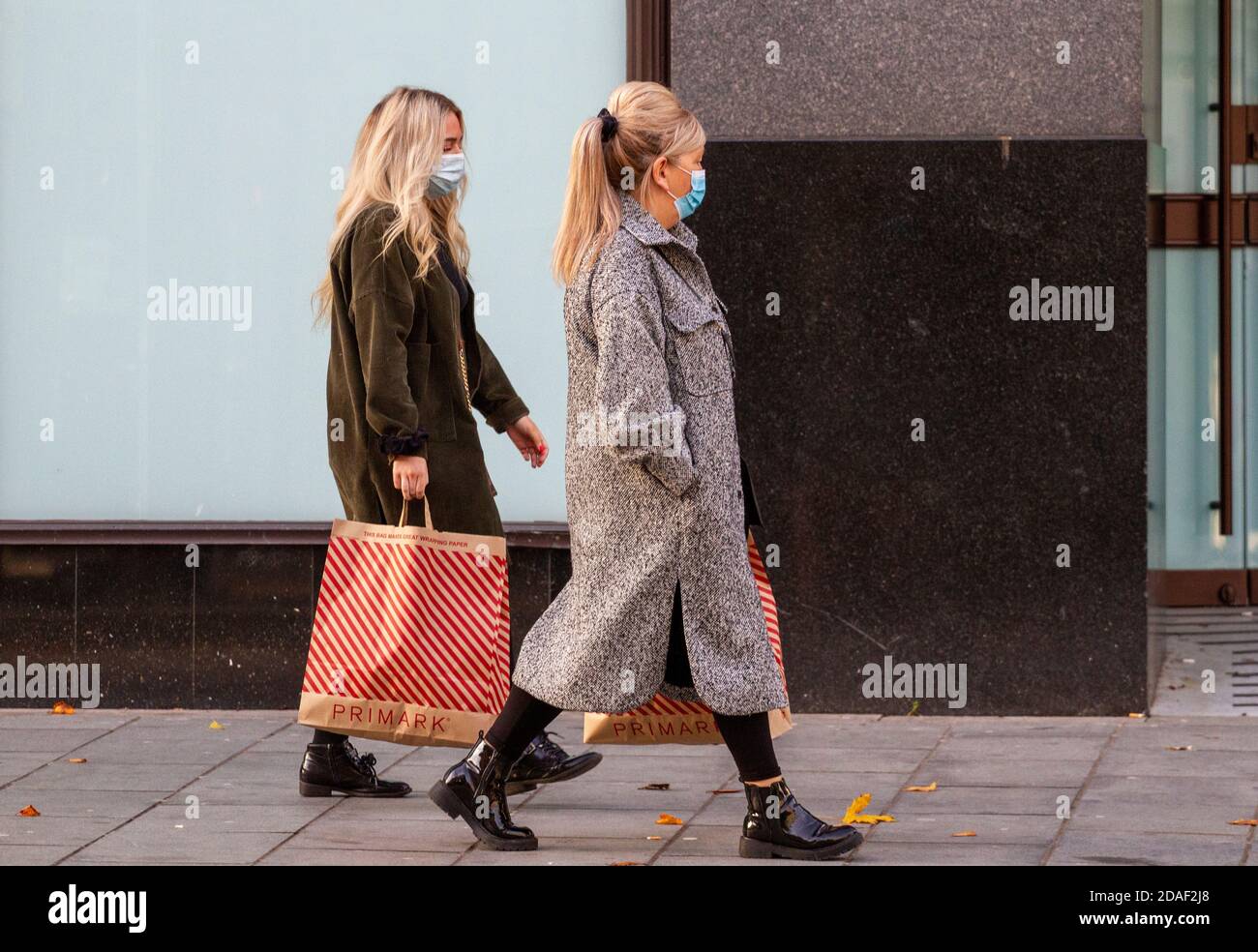 Females without face masks hi-res stock photography and images - Alamy