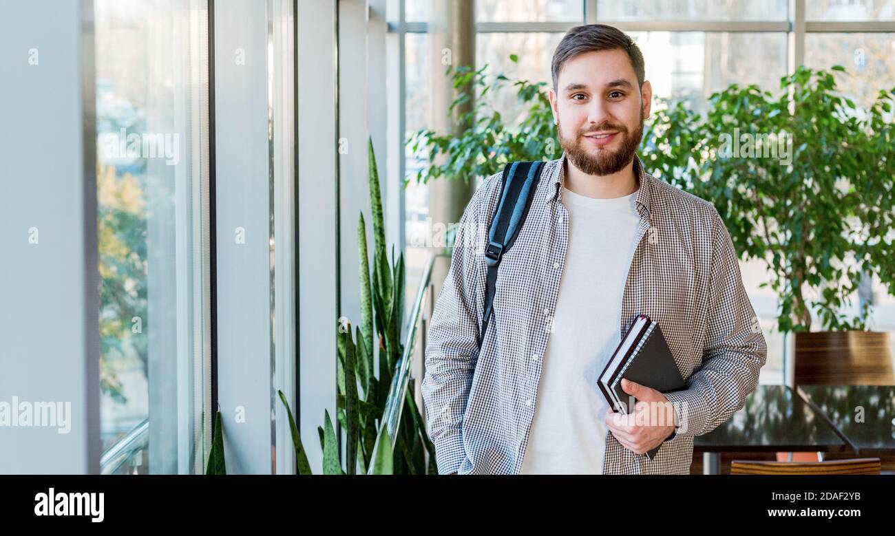 College reopen hi-res stock photography and images - Alamy