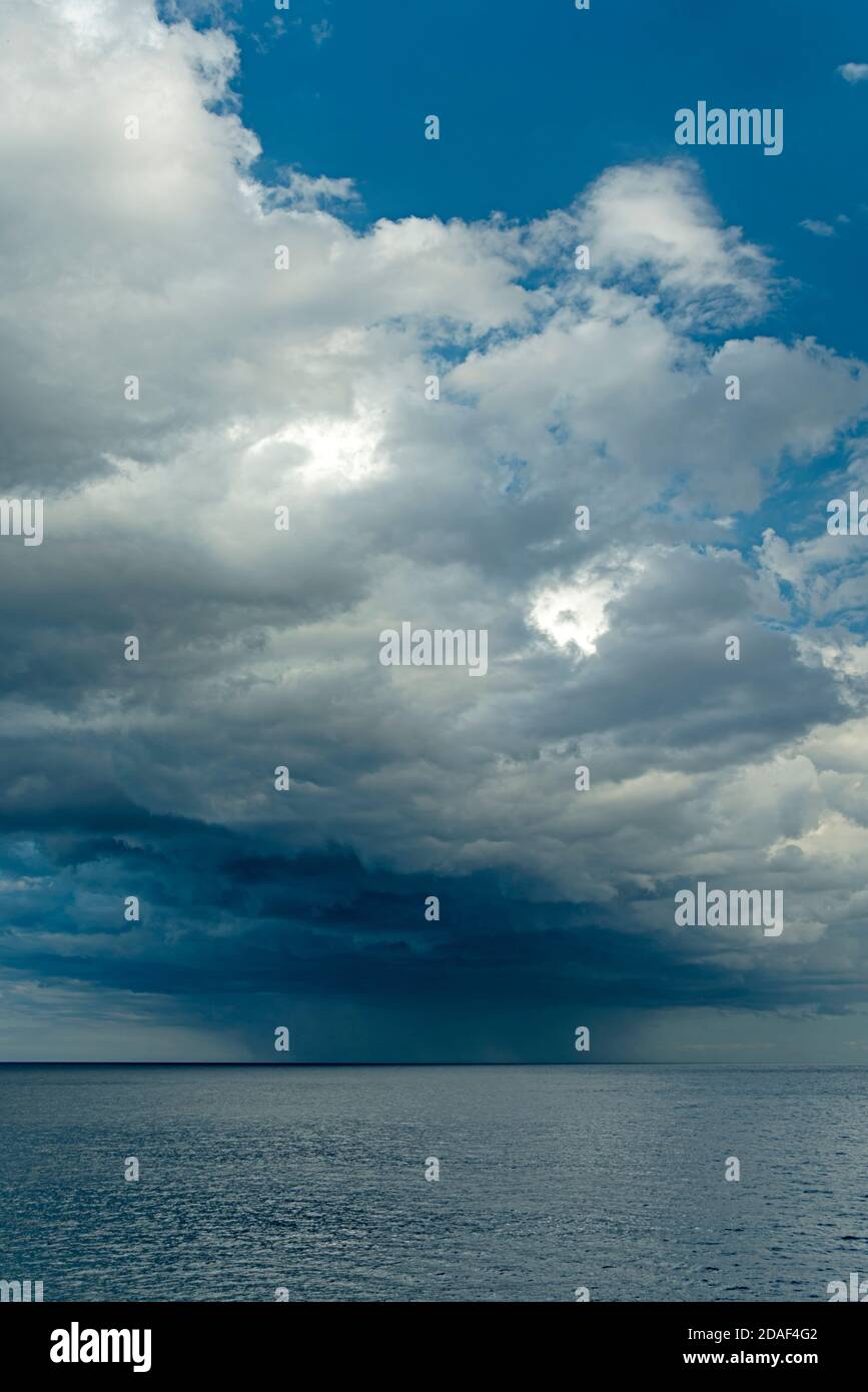 Cumulonimbus cloud and rain hi-res stock photography and images - Alamy