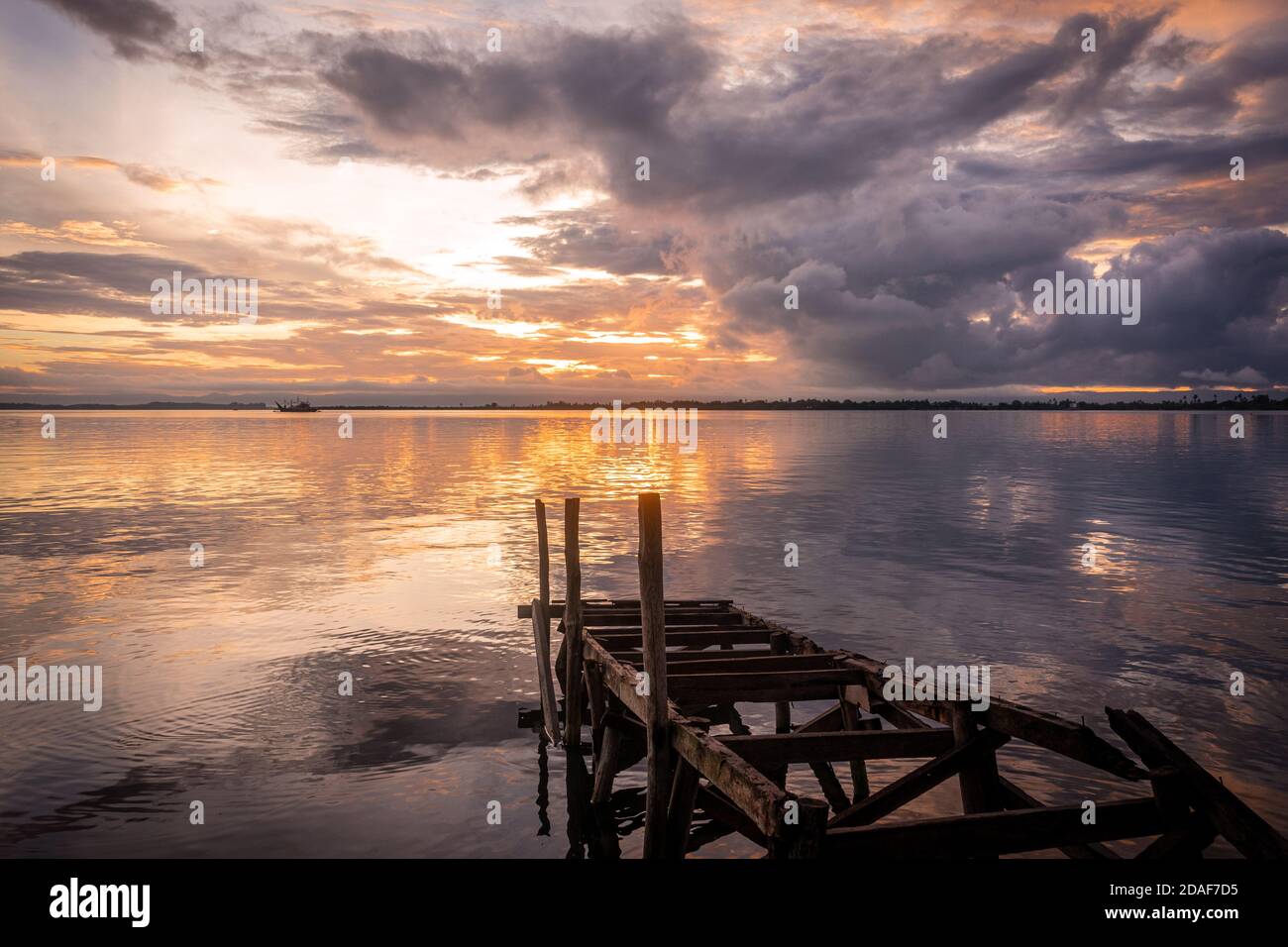 Beautiful sunrise in tropical Philippines Stock Photo - Alamy