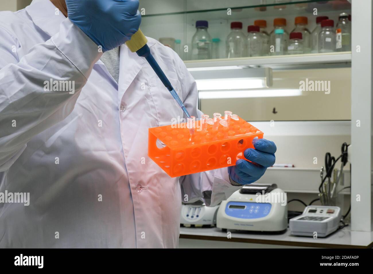 Genetic analysis medical technician hi-res stock photography and images ...