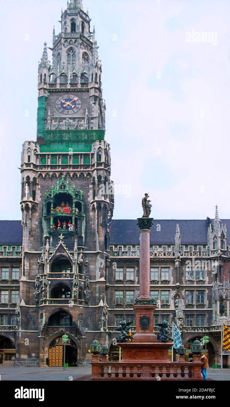 Munich.Marienplatz.New Town Hall: the clock tower and Marian column ...