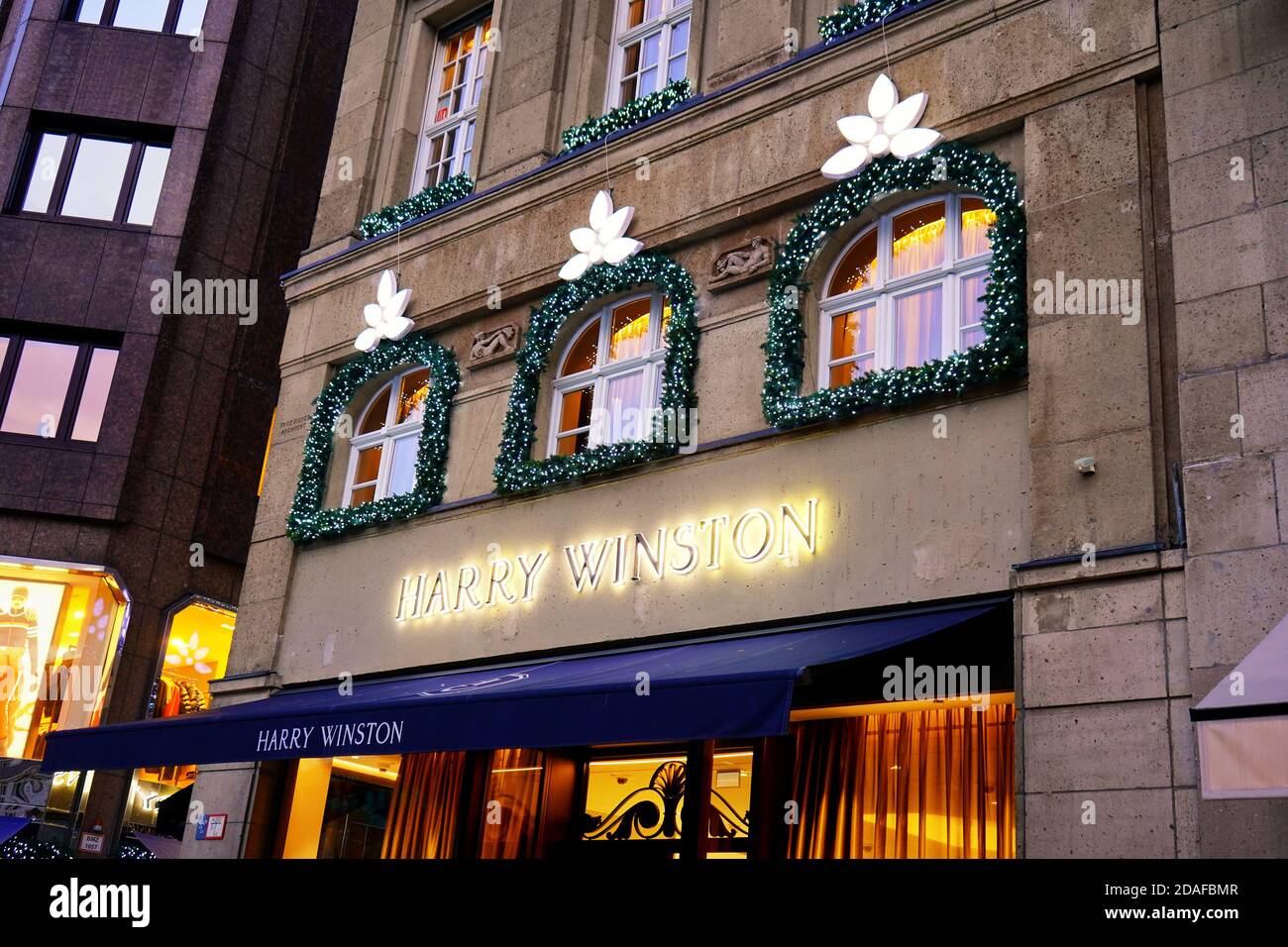 Harry winston store hi-res stock photography and images - Alamy