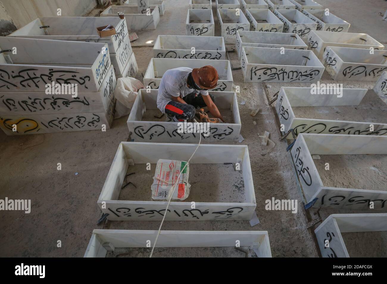 Najaf cemetery hi-res stock photography and images - Alamy