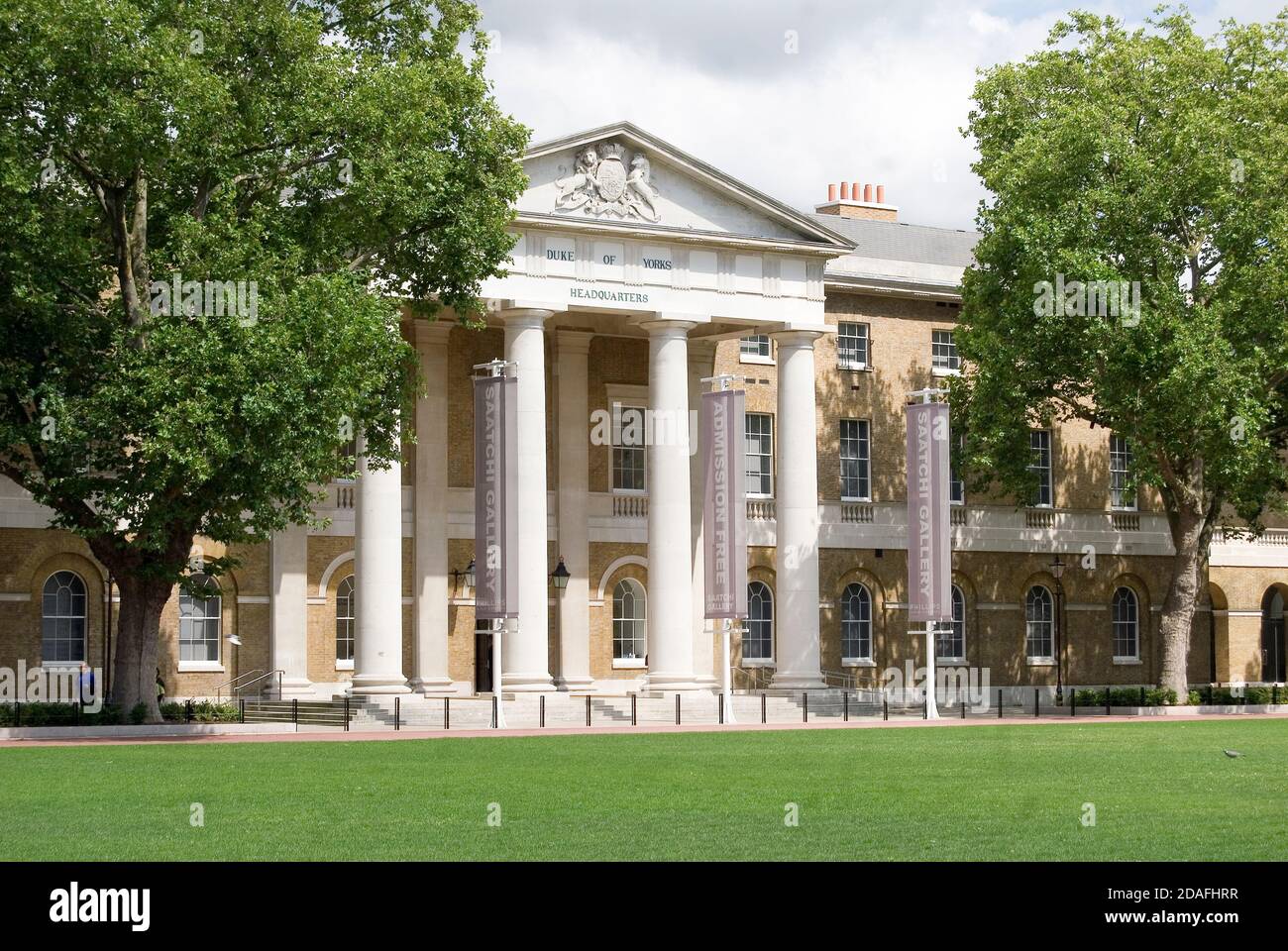 Luxury and saatchi art gallery london hi-res stock photography and ...