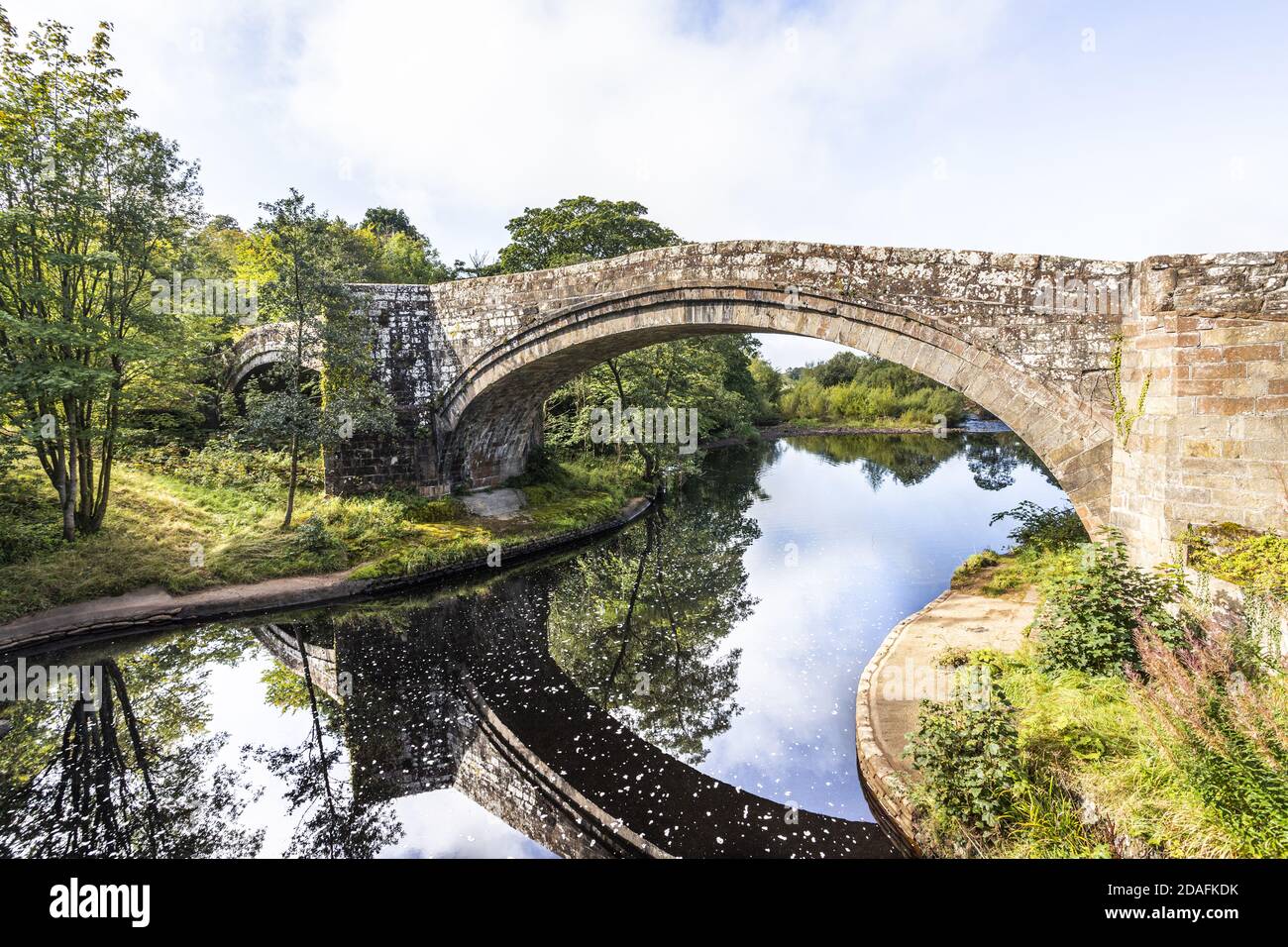 Old english stone bridge hi-res stock photography and images - Alamy