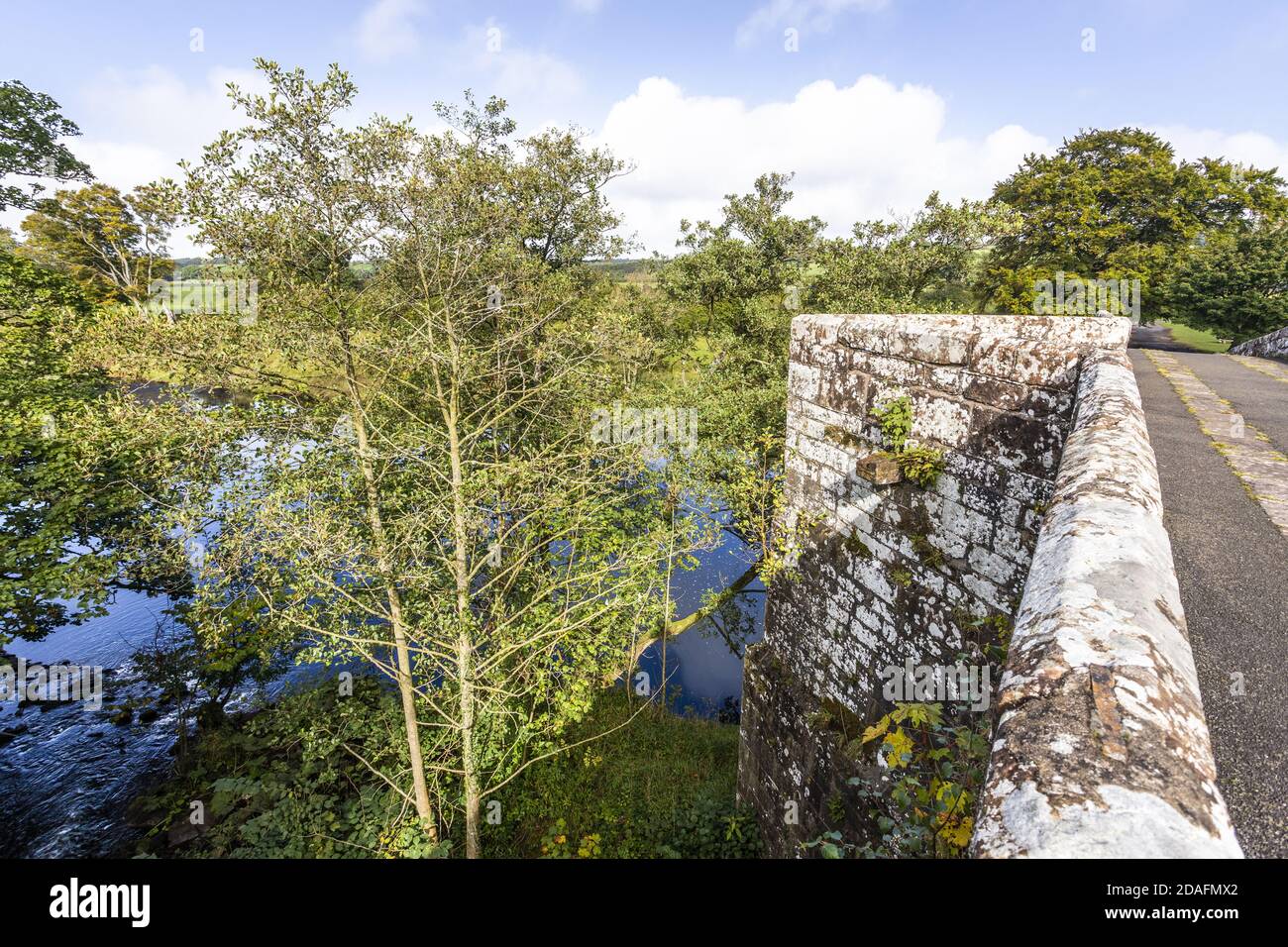 Old english stone bridge hi-res stock photography and images - Alamy