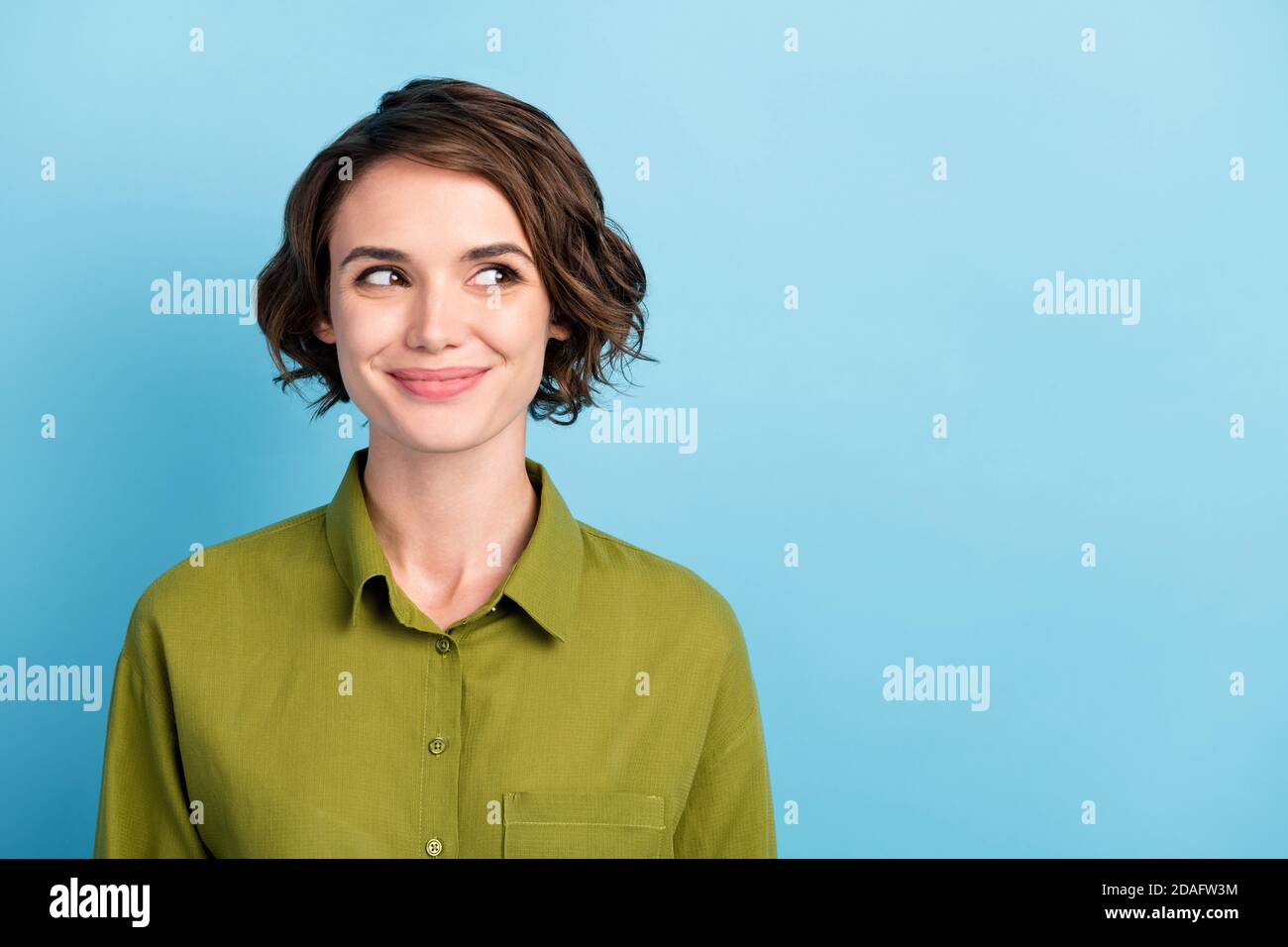 Photo portrait of friendly female millennial wearing short wavy hair ...