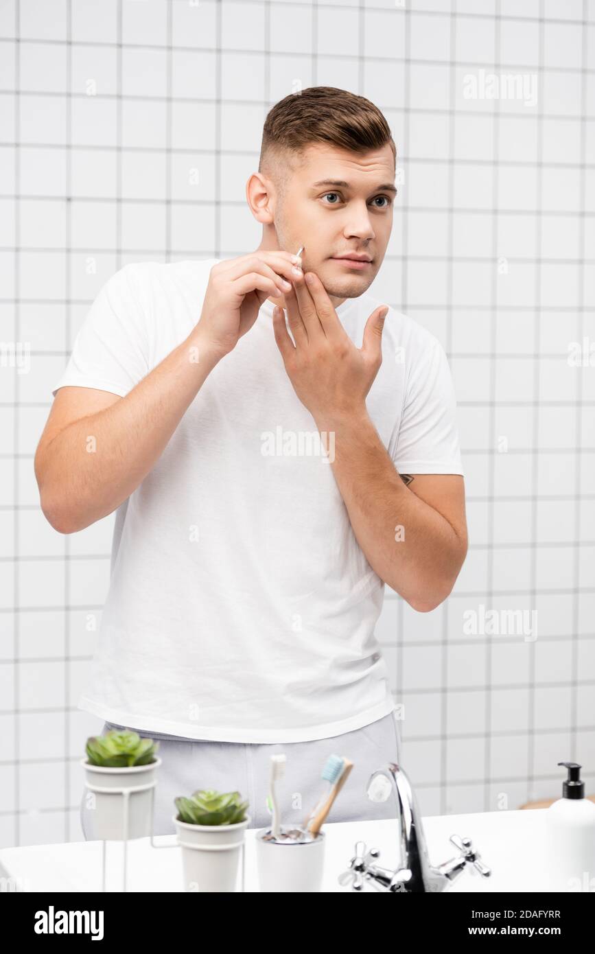 Man pluck hi-res stock photography and images - Alamy