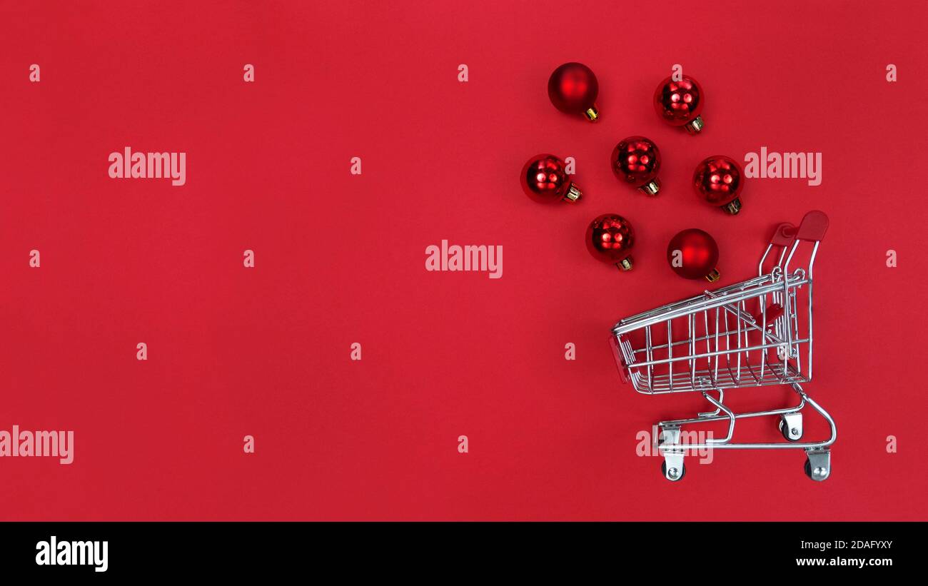 Christmas tree shopping trolley hi-res stock photography and images - Alamy