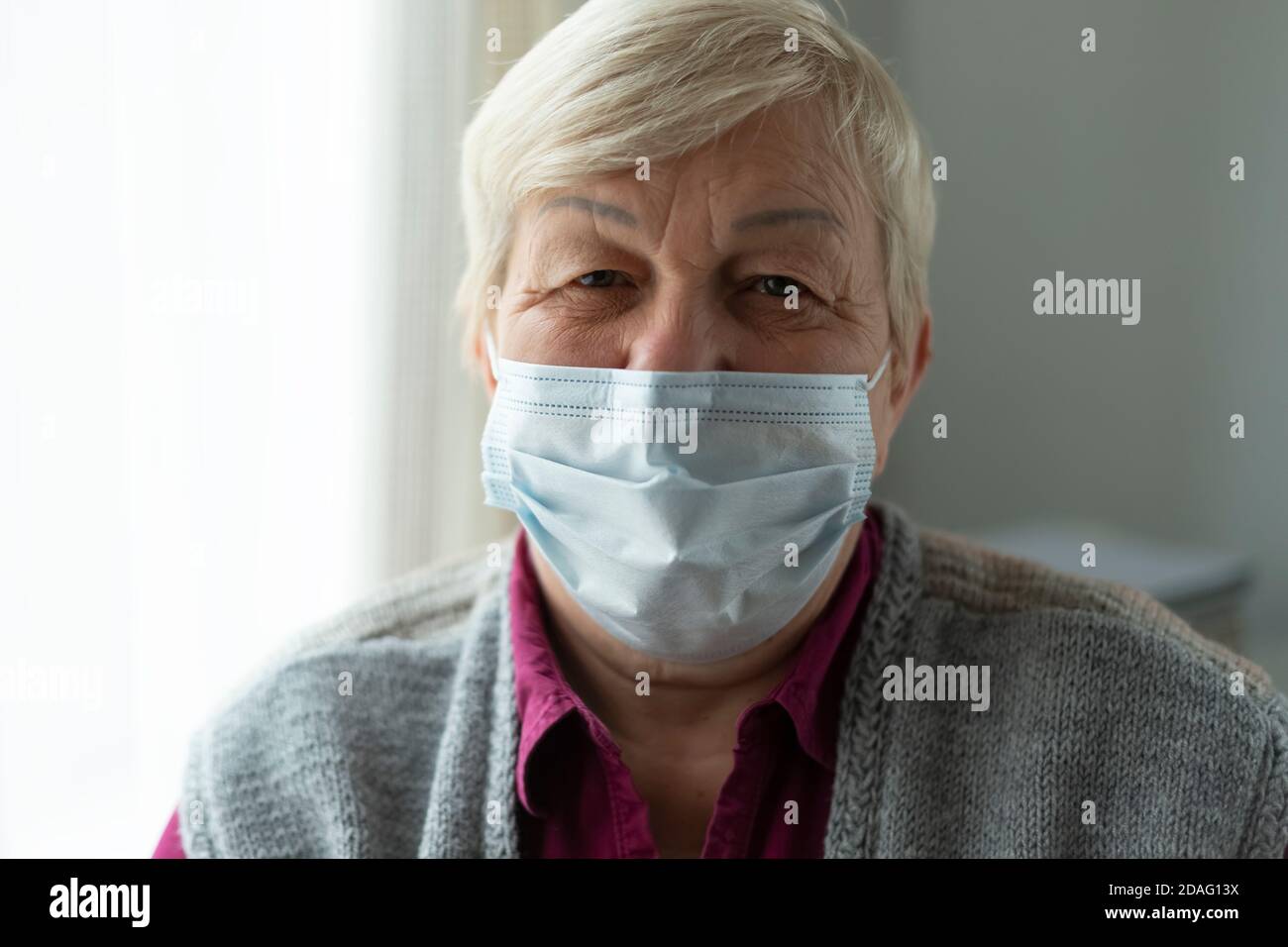 Elderly woman with mask hi-res stock photography and images - Alamy