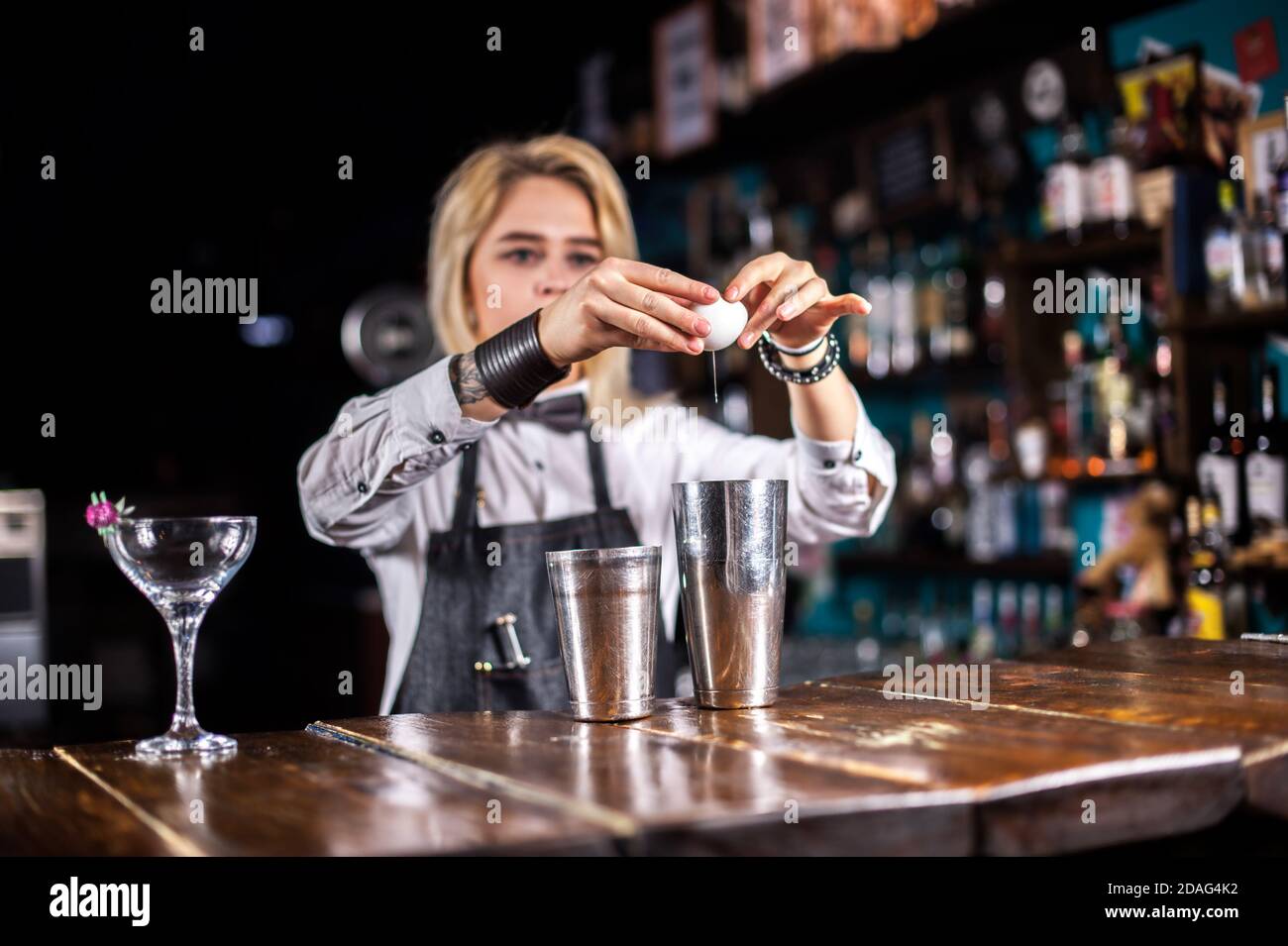 Girl bartender makes a cocktail at the brasserie Stock Photo - Alamy