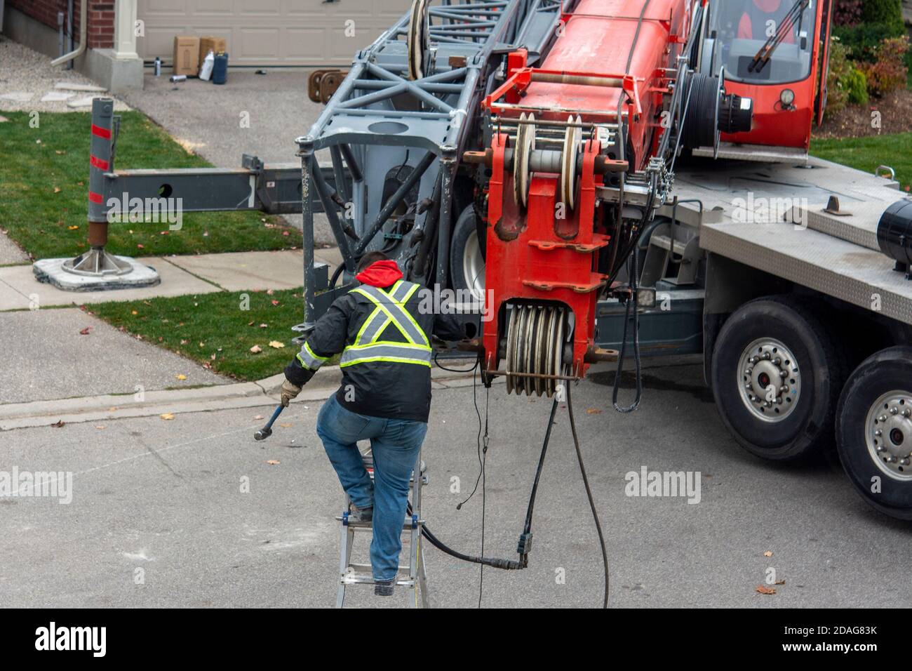 Extending boom crane hi-res stock photography and images - Alamy