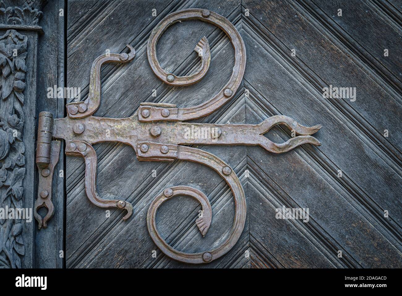 Ancient door hinge on wooden hi-res stock photography and images - Alamy