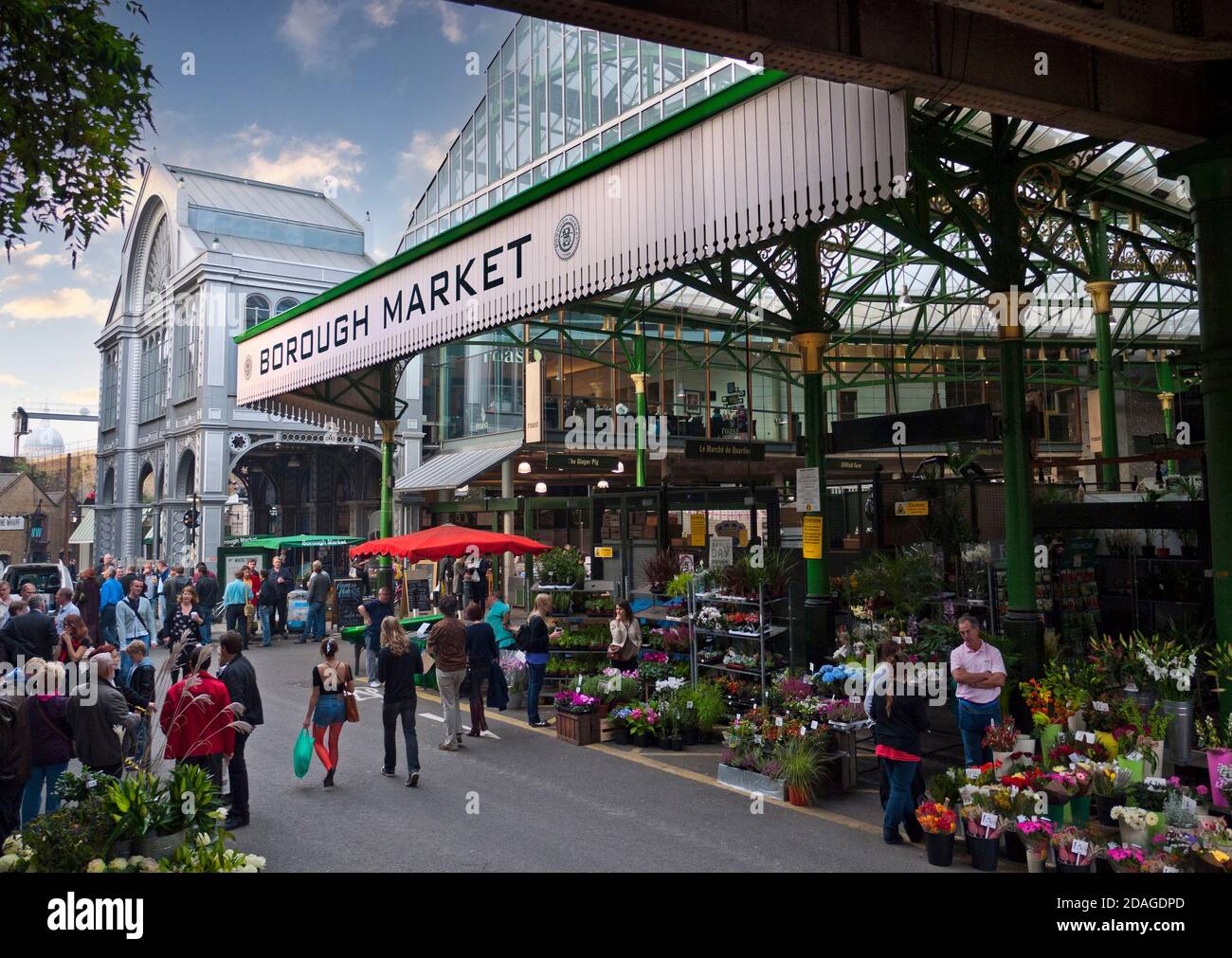 Busy london retail sunset hi-res stock photography and images - Alamy