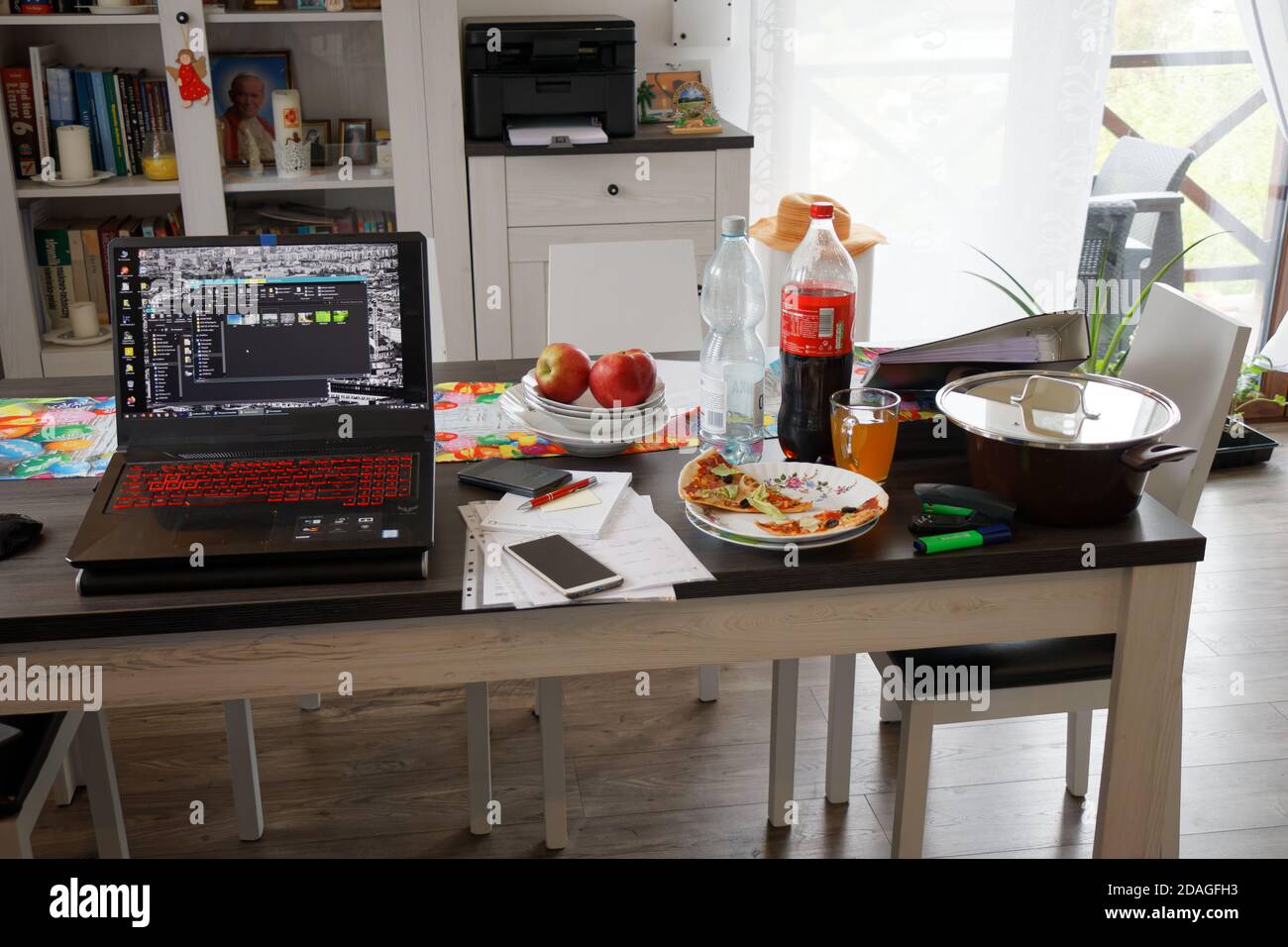 Office unhealthy eating hi-res stock photography and images - Alamy