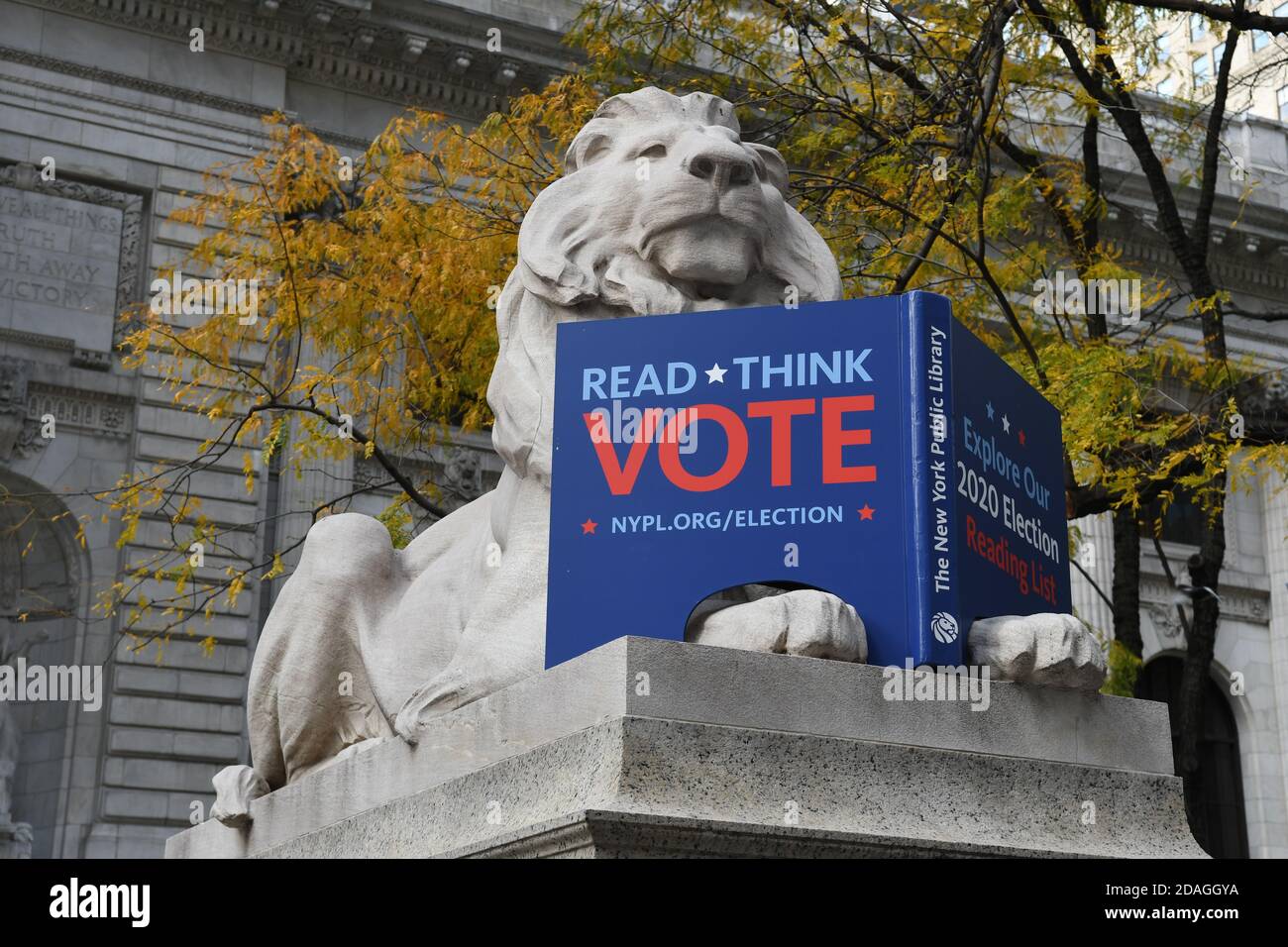 Stone lion at entrance to the New York City Library Stock Photo - Alamy