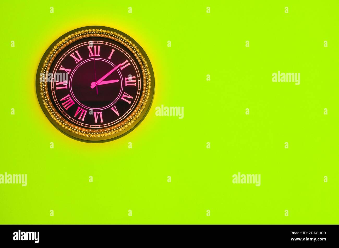 Green numbers clock hi-res stock photography and images - Alamy