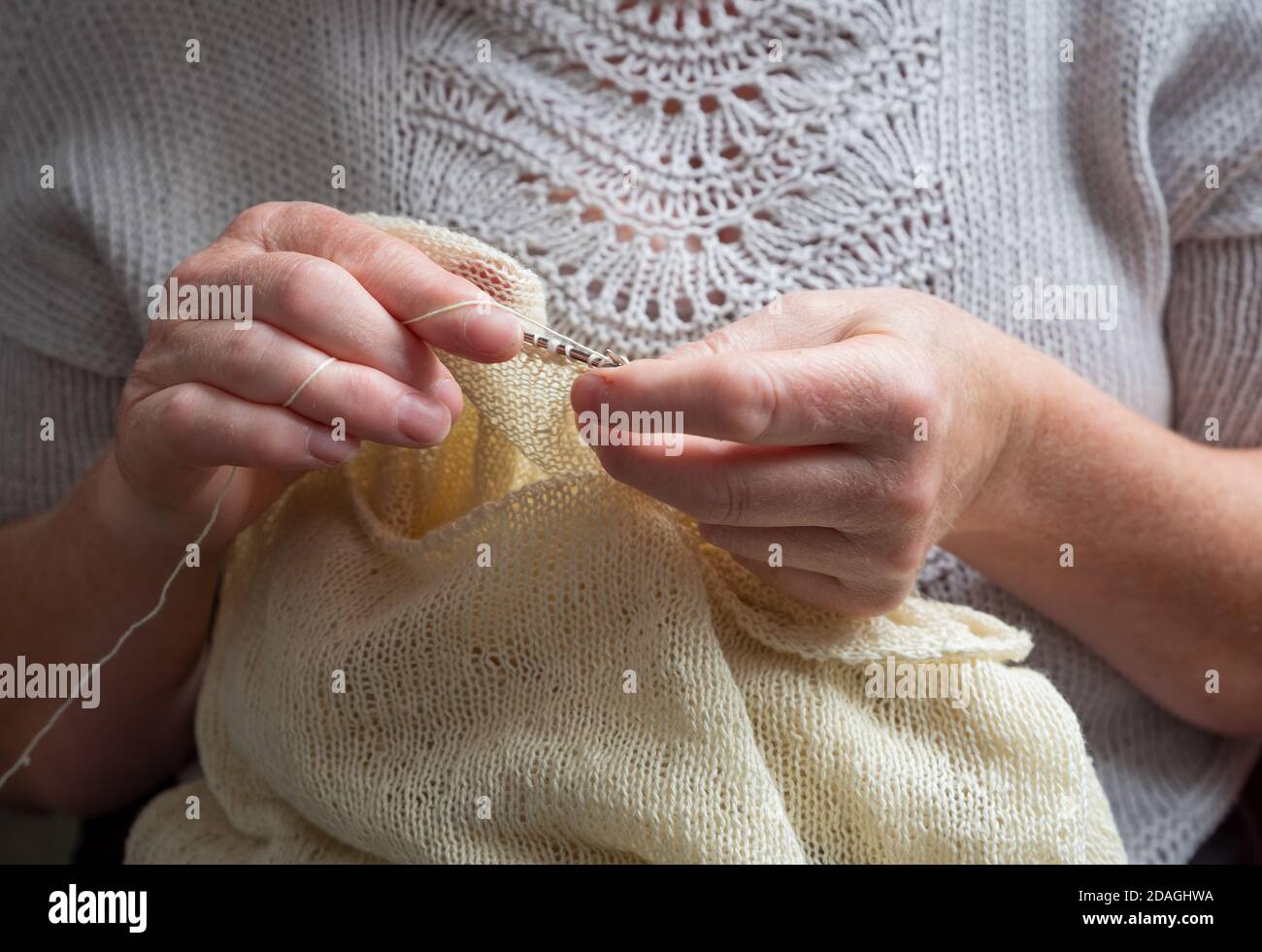 Hands shown knitting hi-res stock photography and images - Alamy
