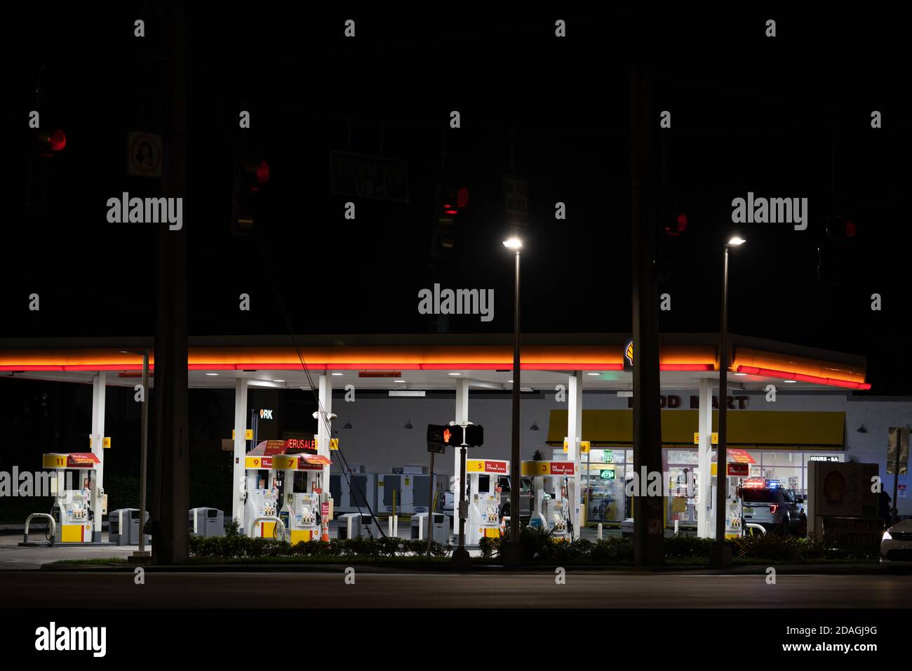Shell gas station at night Stock Photo - Alamy