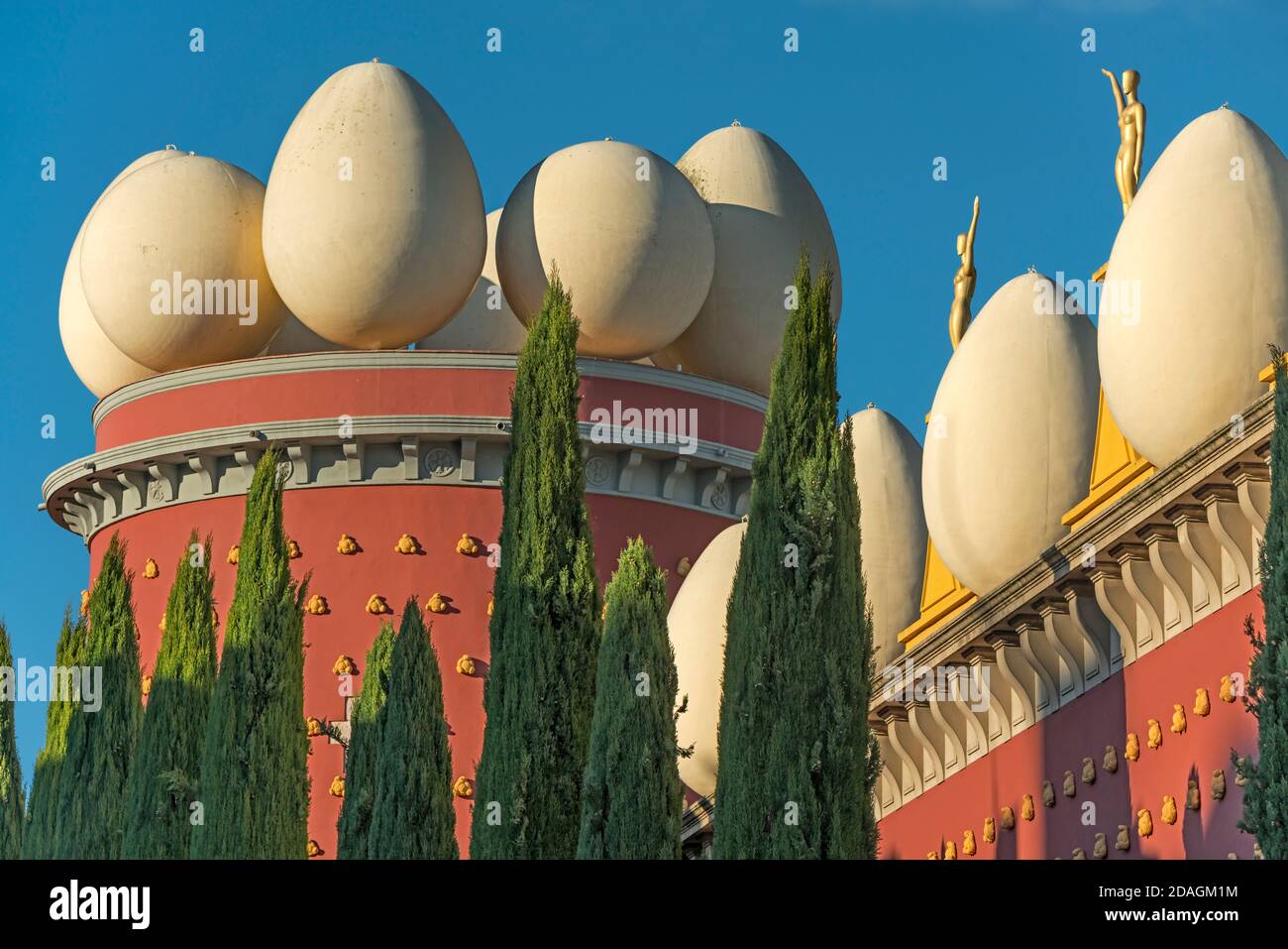 GIANT EGGS SCULPTURE ROOF PARAPET GALA & SALVADOR DALI THEATER MUSEUM ...