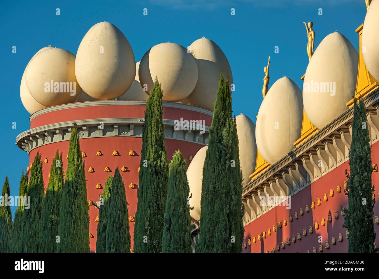 GIANT EGGS SCULPTURE ROOF PARAPET GALA & SALVADOR DALI THEATER MUSEUM ...