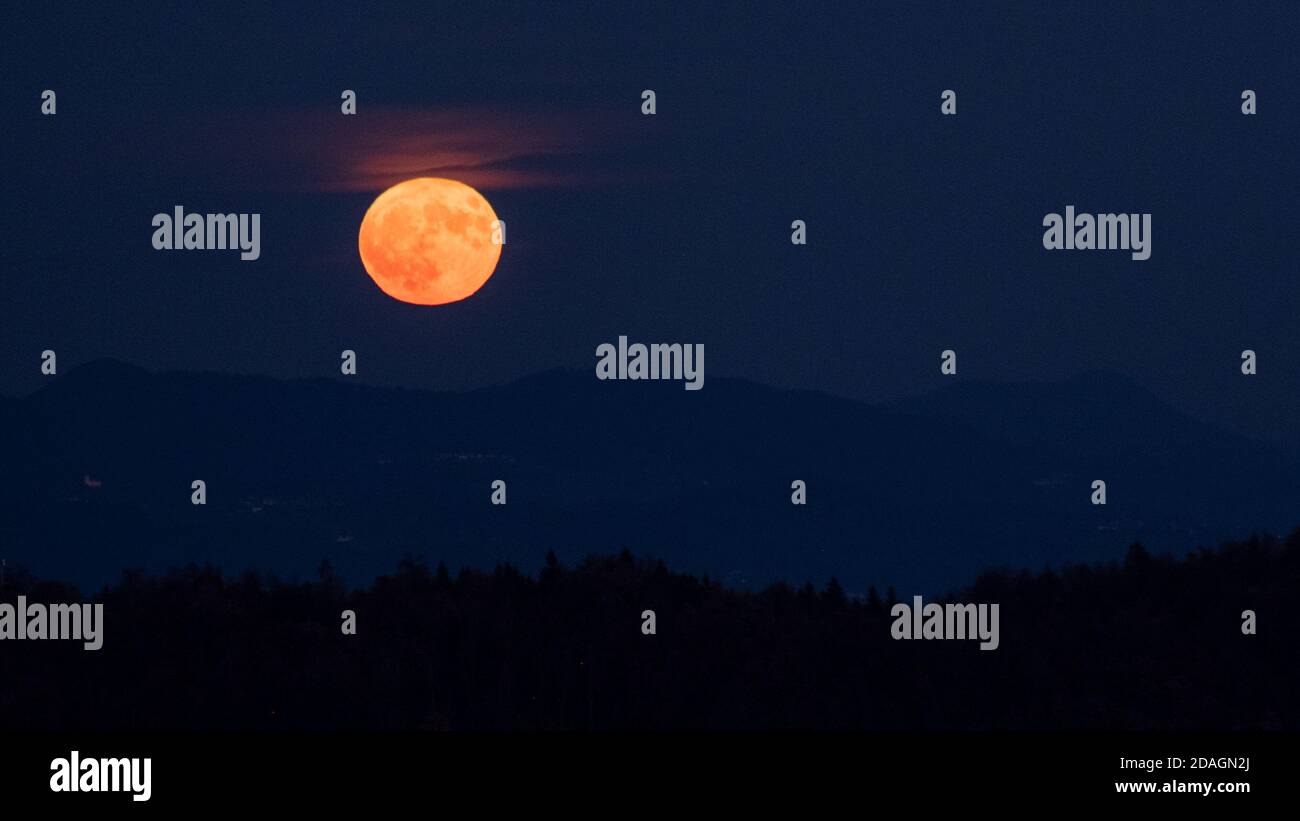 Moon night in mountains close hi-res stock photography and images - Alamy