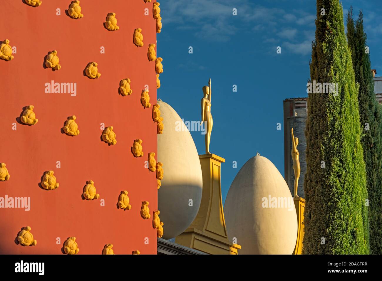 PLASTER LOAFS OF BREAD ROOF PARAPET EGGS GALA & SALVADOR DALI THEATER ...