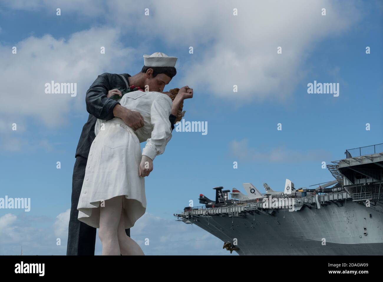 Sailor and nurse kissing statue hi-res stock photography and images - Alamy