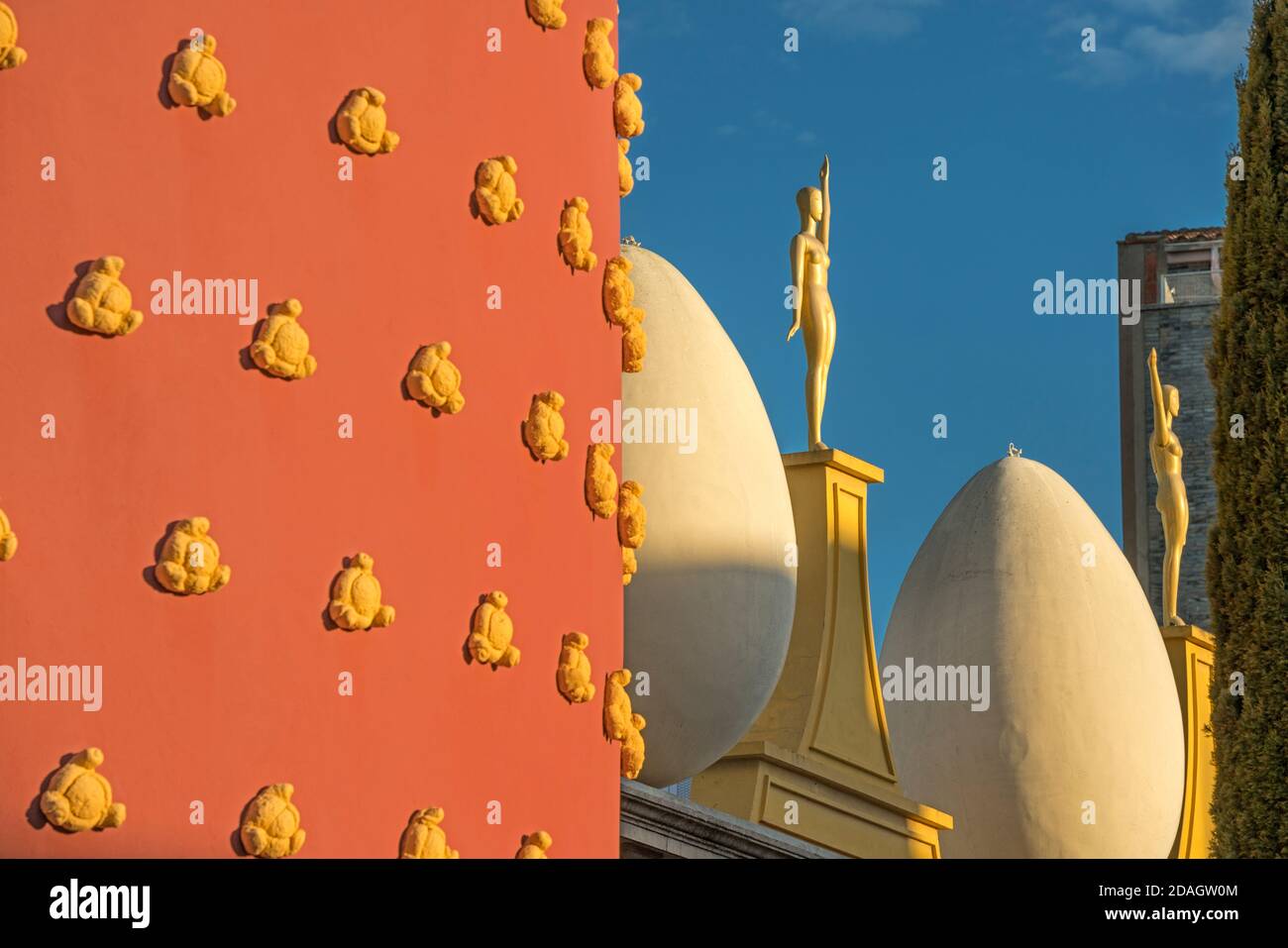 PLASTER LOAFS OF BREAD ROOF PARAPET EGGS GALA & SALVADOR DALI THEATER ...