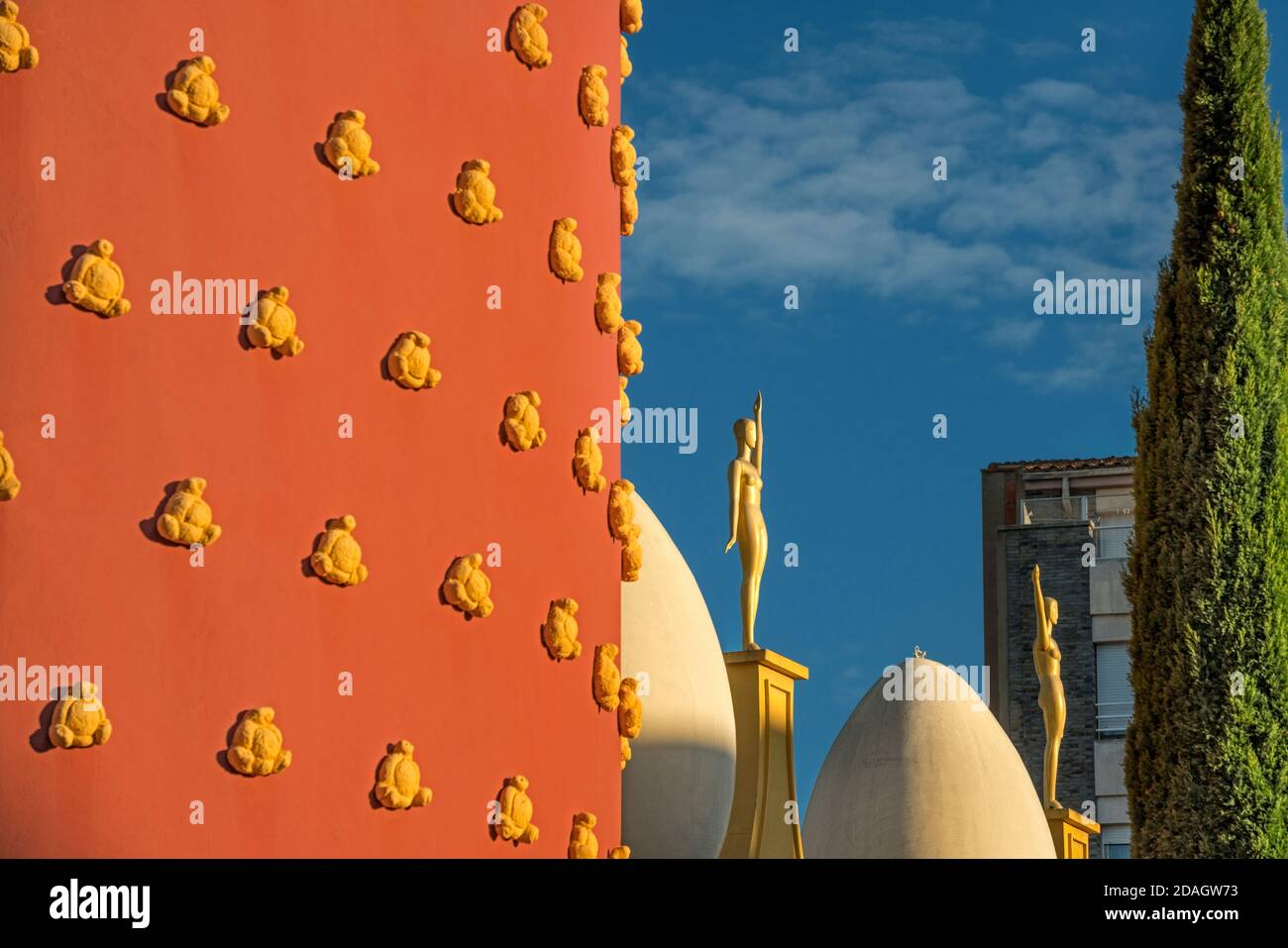 PLASTER LOAFS OF BREAD ROOF PARAPET EGGS GALA & SALVADOR DALI THEATER ...