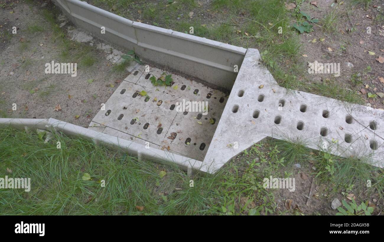 Toad fence hi-res stock photography and images - Alamy